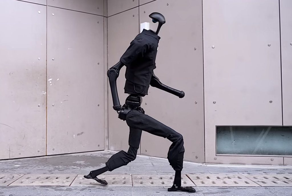 Le robot humanoïde H1 établit un nouveau record du monde de course à ...